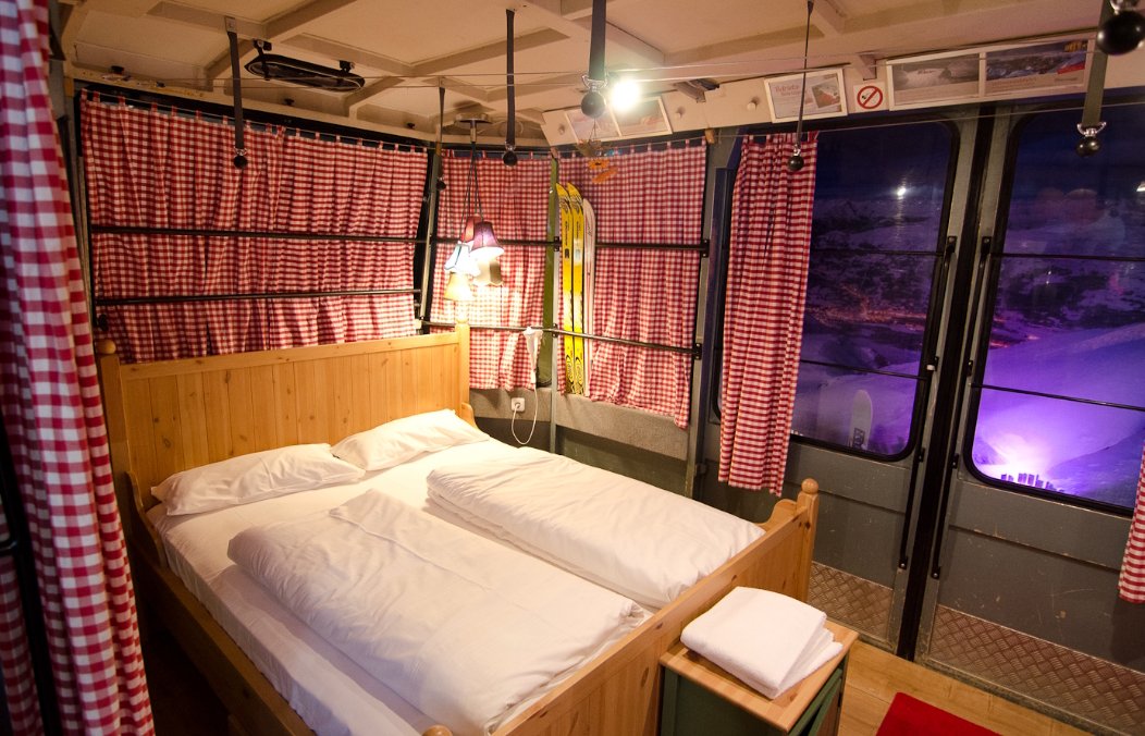 Hostel tem hospedagem em trailers temáticos, gôndola de esqui e até ...